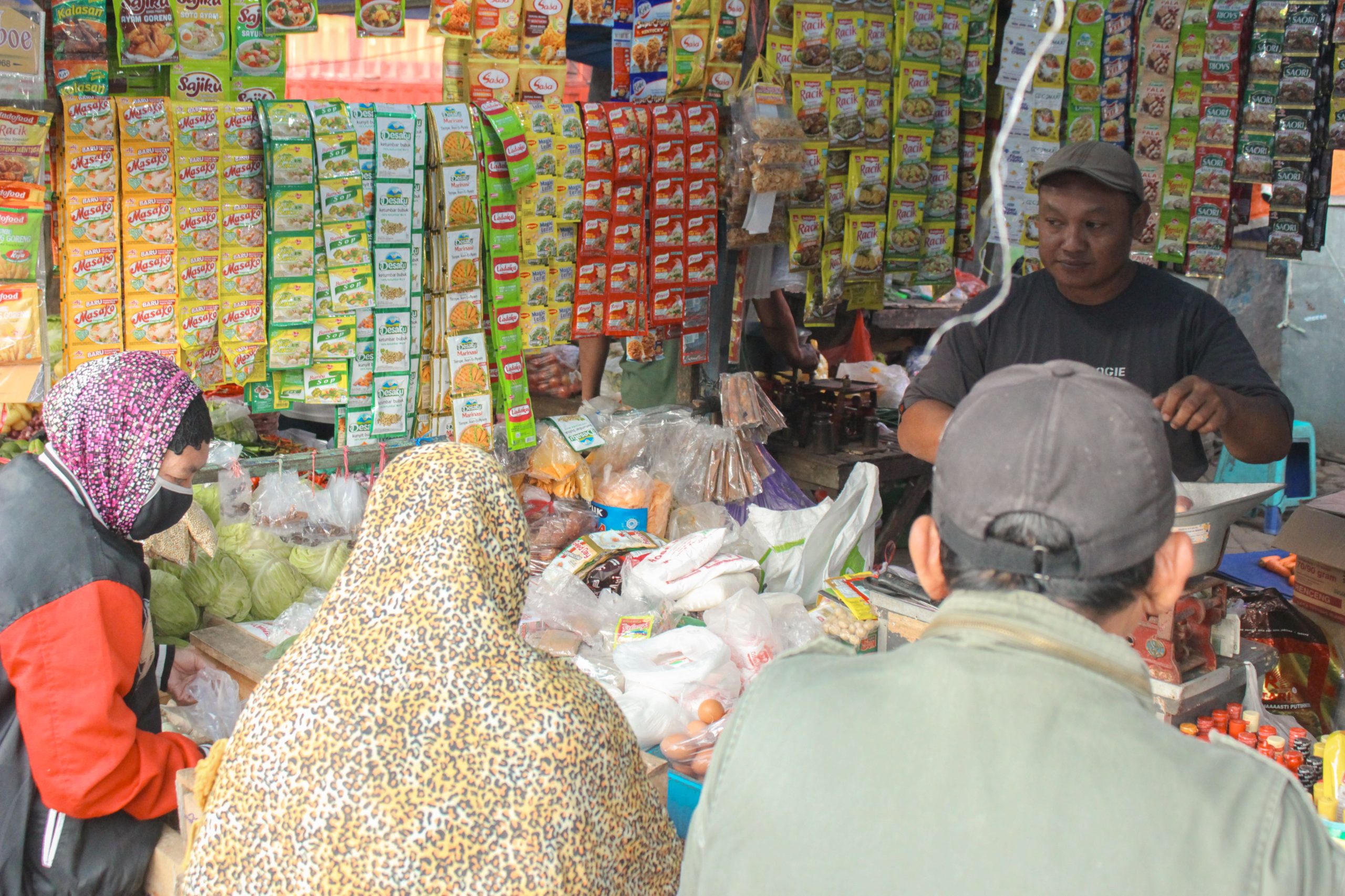 Pasar Blimbing: Harmoni Interaksi antara Pedagang dan Pembeli di Tengah ...